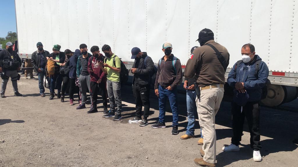 Internan en Cefereso a trailero que transportaba a 123 migrantes en ...