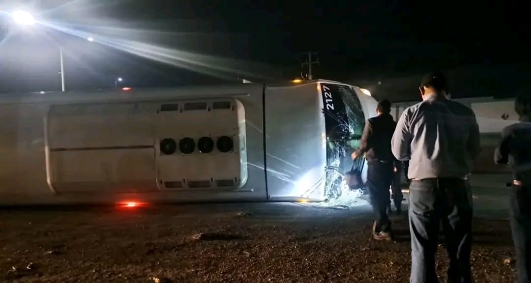 Vuelca autobús con trabajadores de la cervecera en Allende - K911 Noticias